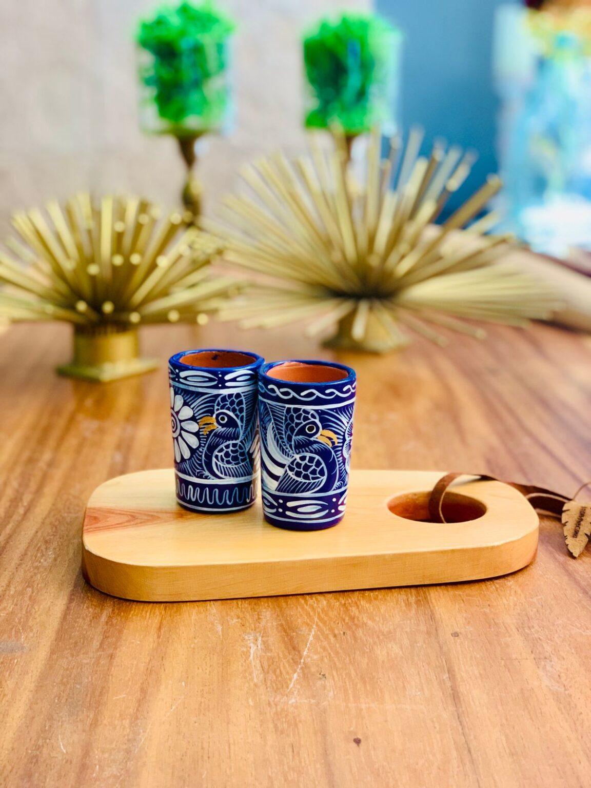 Set Tequileros pintados a mano en Barro con base de madera . – La ...